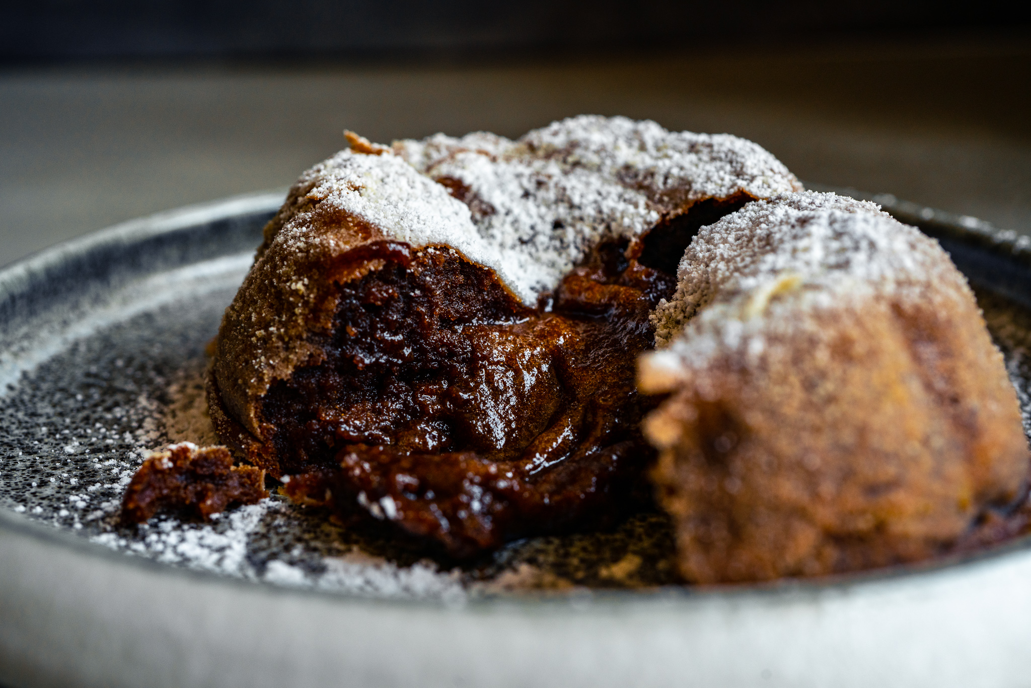 Lava Cake: Flaumiger Teig und zartschmelzende Schokofüllung