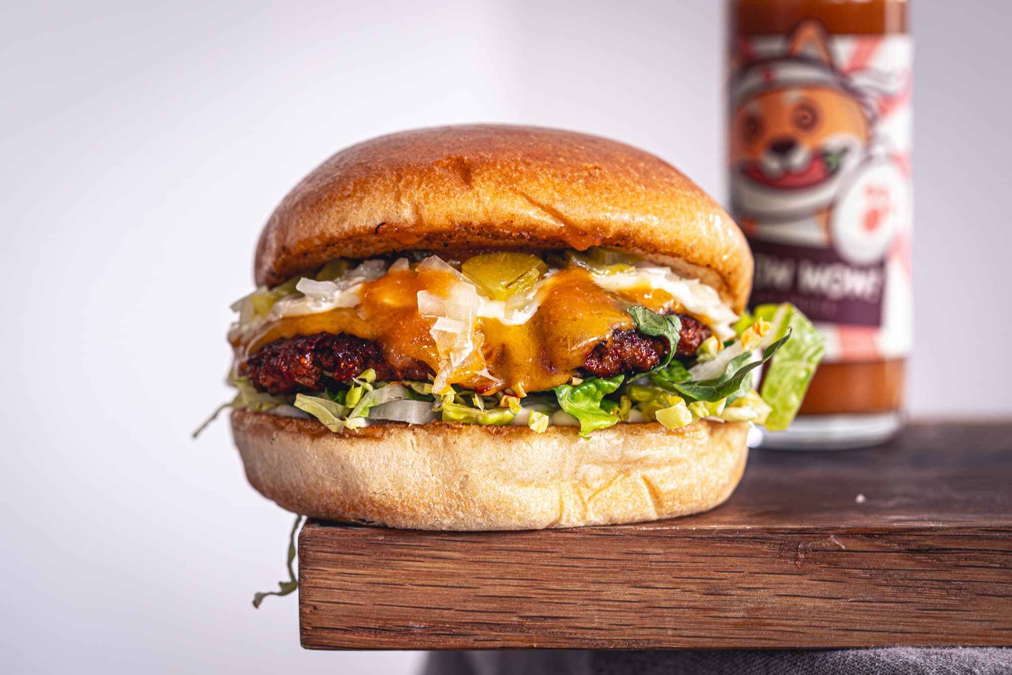 Saftiger Nduja Smash Burger mit "Chow Wow"-Hot Sauce